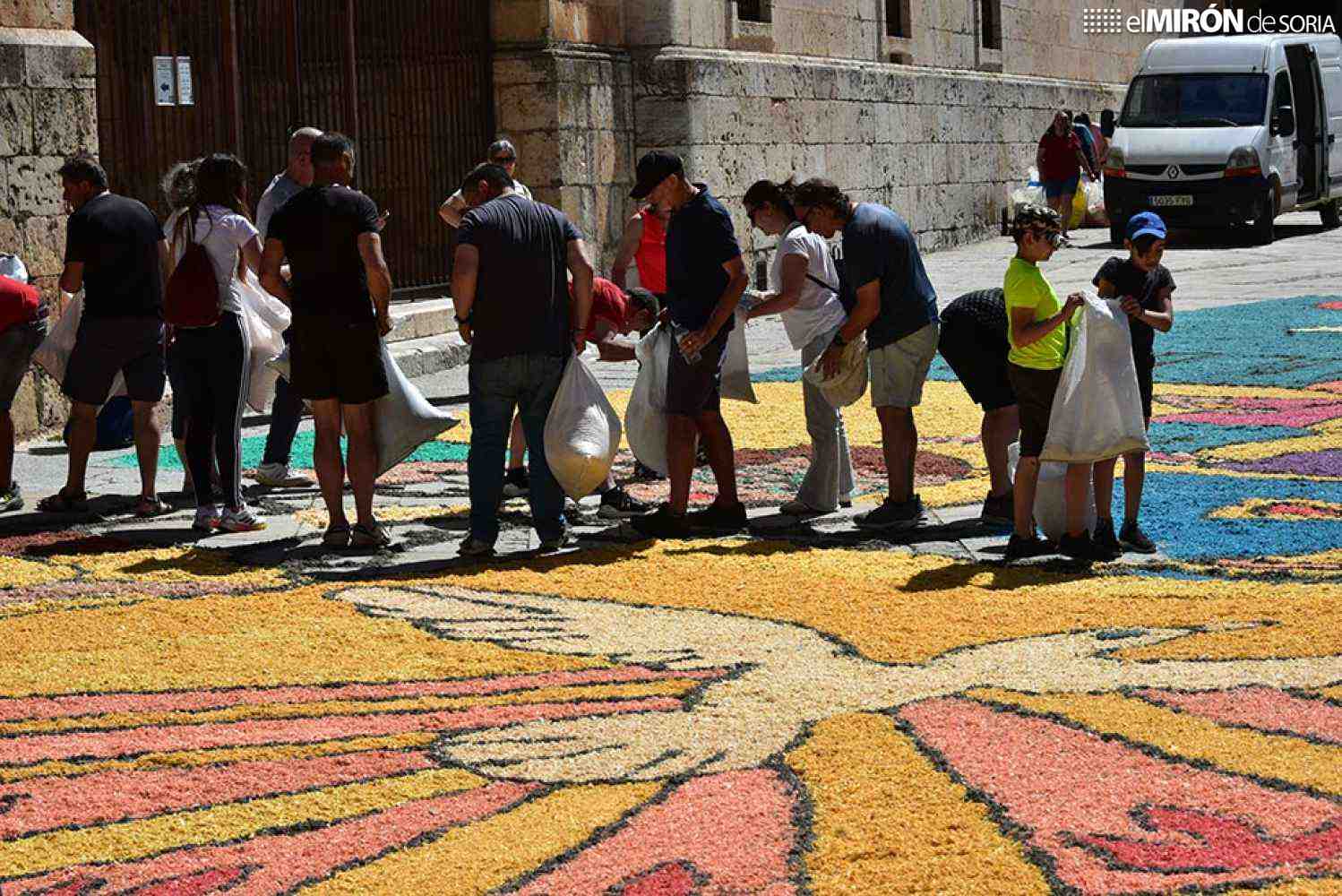 El Burgo de Osma celebra el Corpus Christi con sus alfombras florales