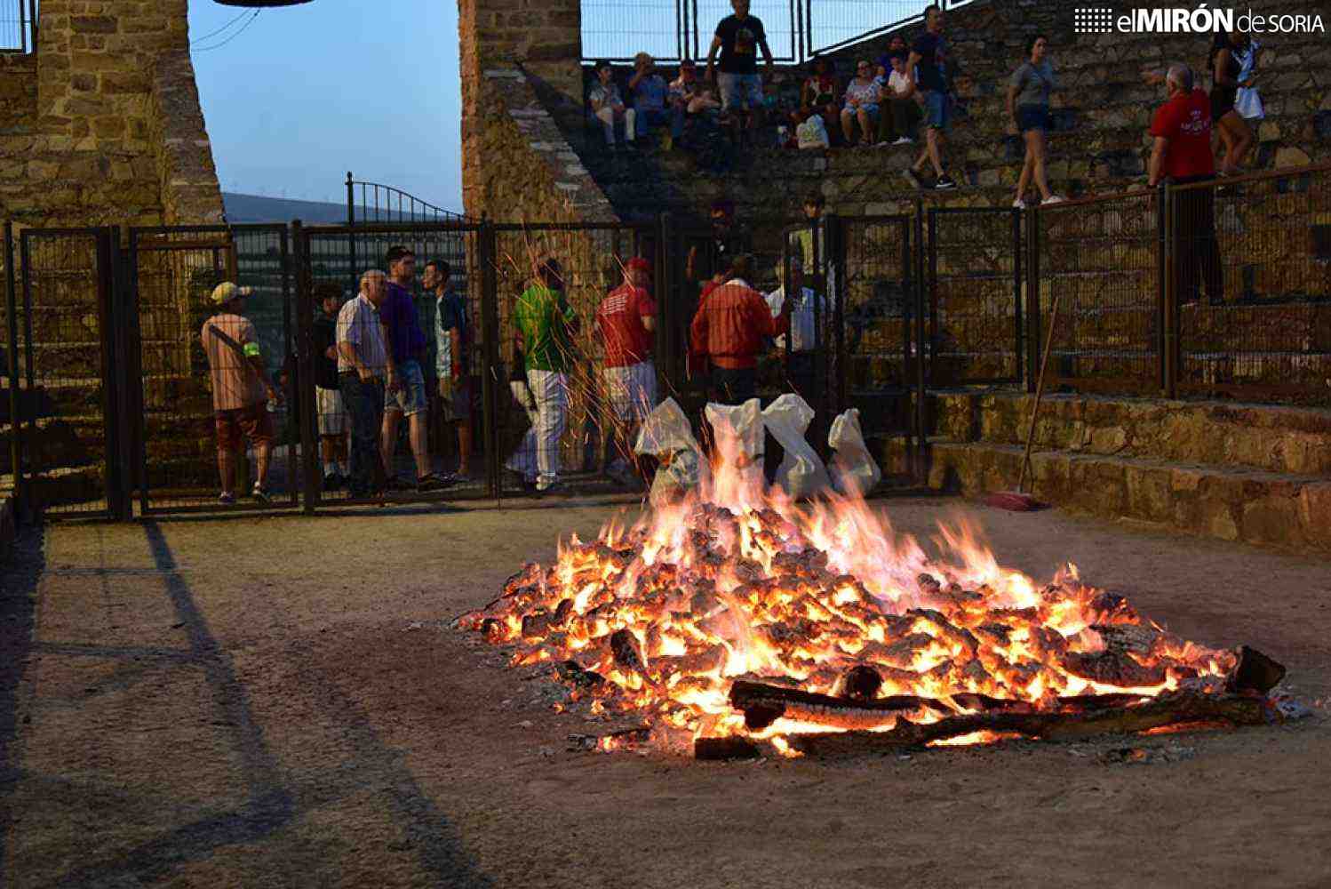 El mágico paso del fuego en San Pedro Manrique