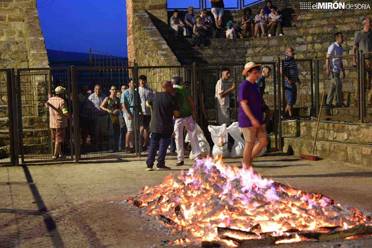 El mágico paso del fuego en San Pedro Manrique