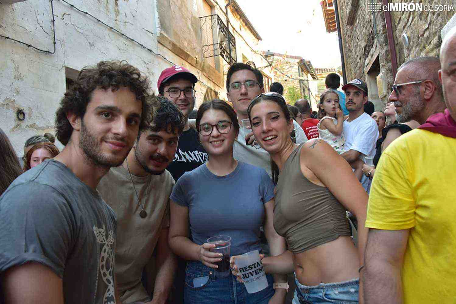 Ronda de peñas, con las móndidas, en las fiestas de San Juan de San ...